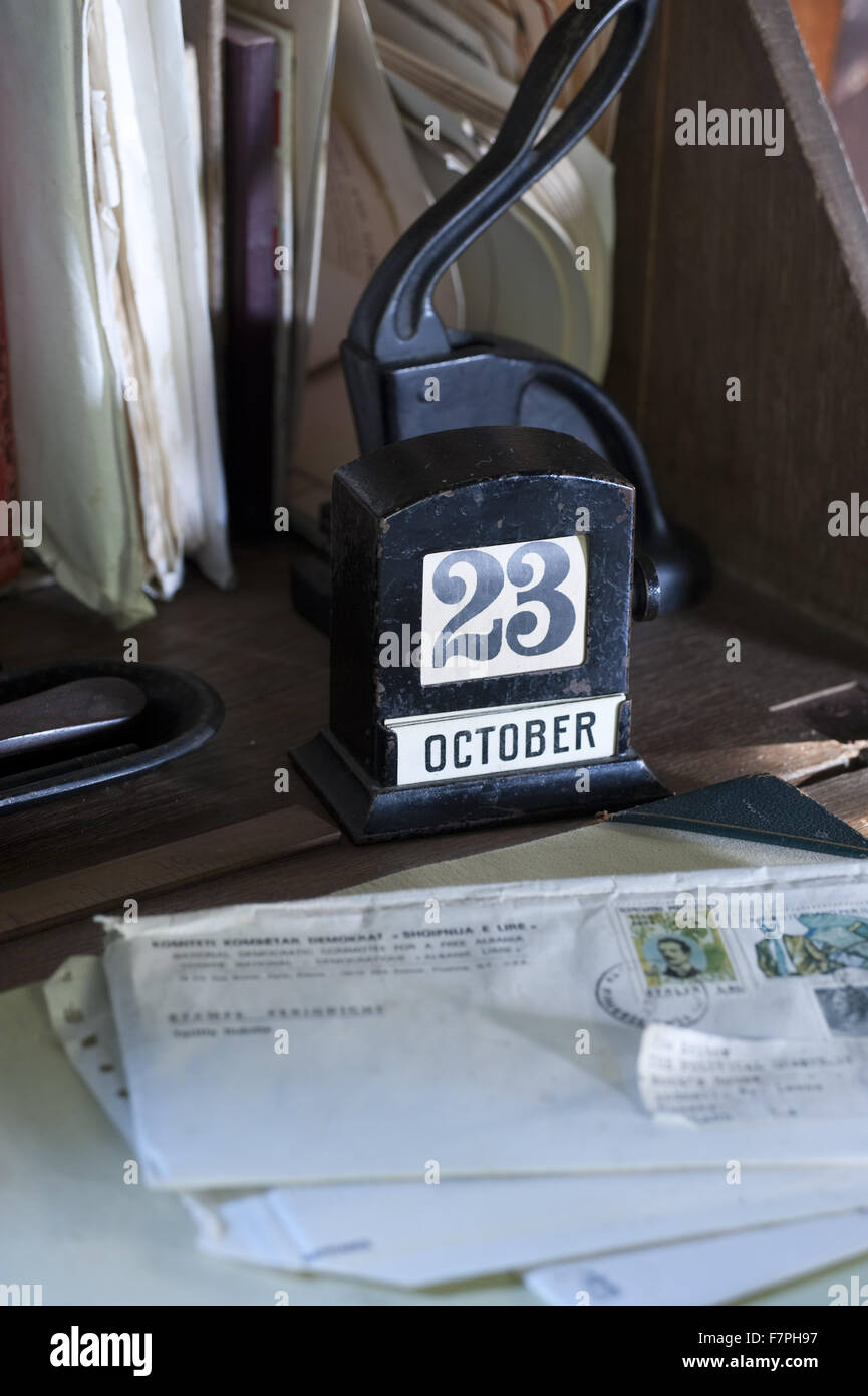 Detail of Leonard Woolf's desk at Monk's House, East Sussex. Monk's ...