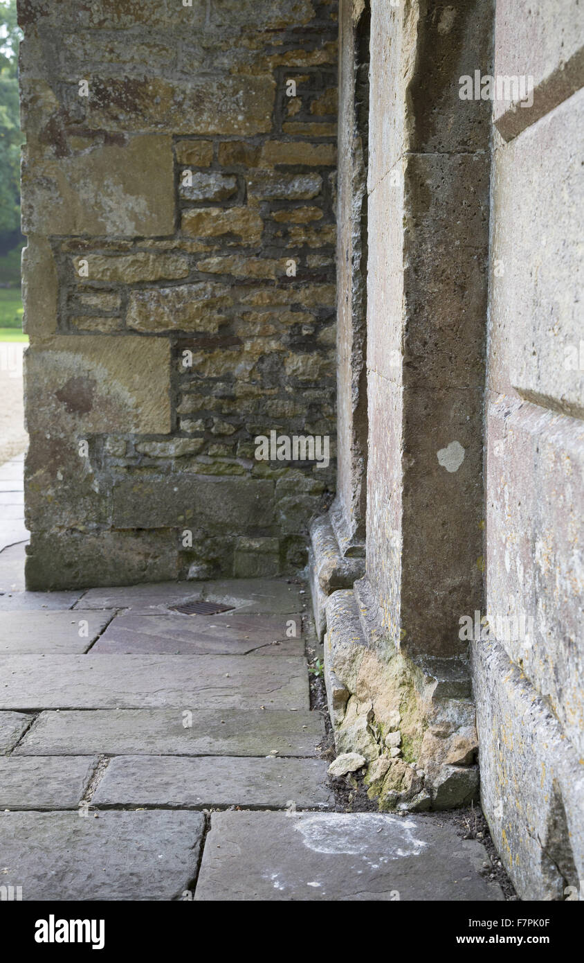 Outside spall hi-res stock photography and images - Alamy