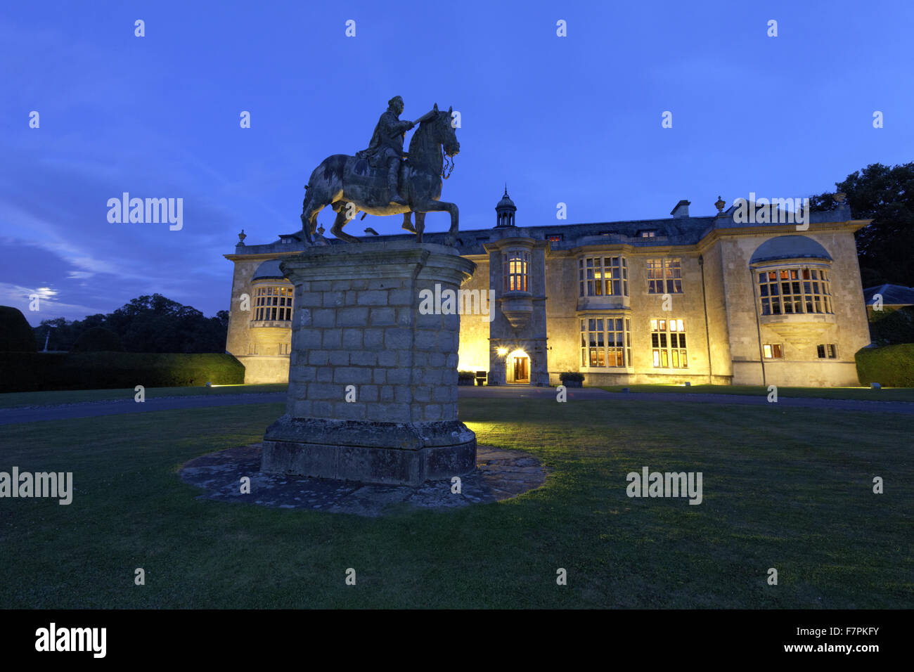 English country house at night hi-res stock photography and images - Alamy