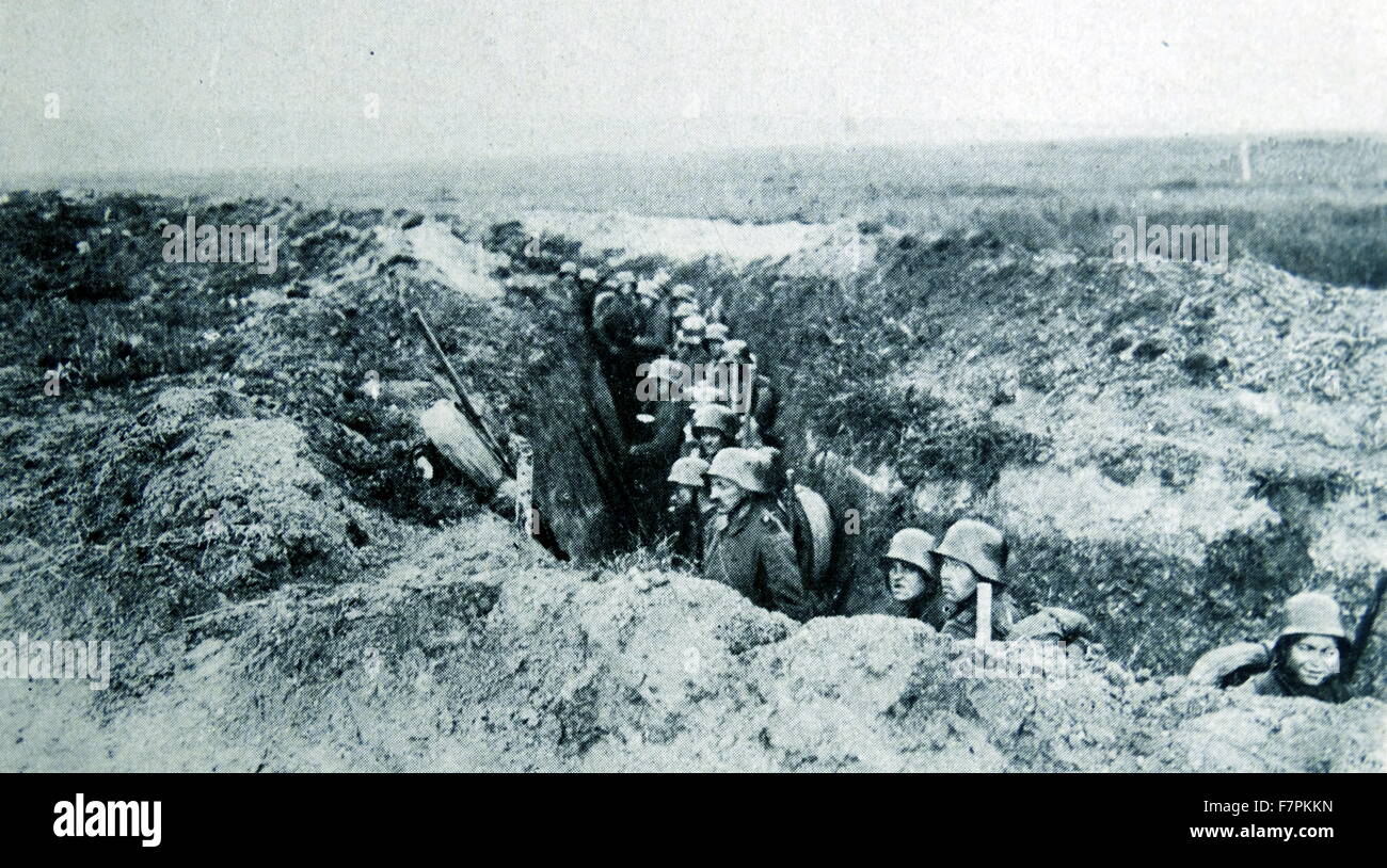 Soldiers waiting hi-res stock photography and images - Alamy