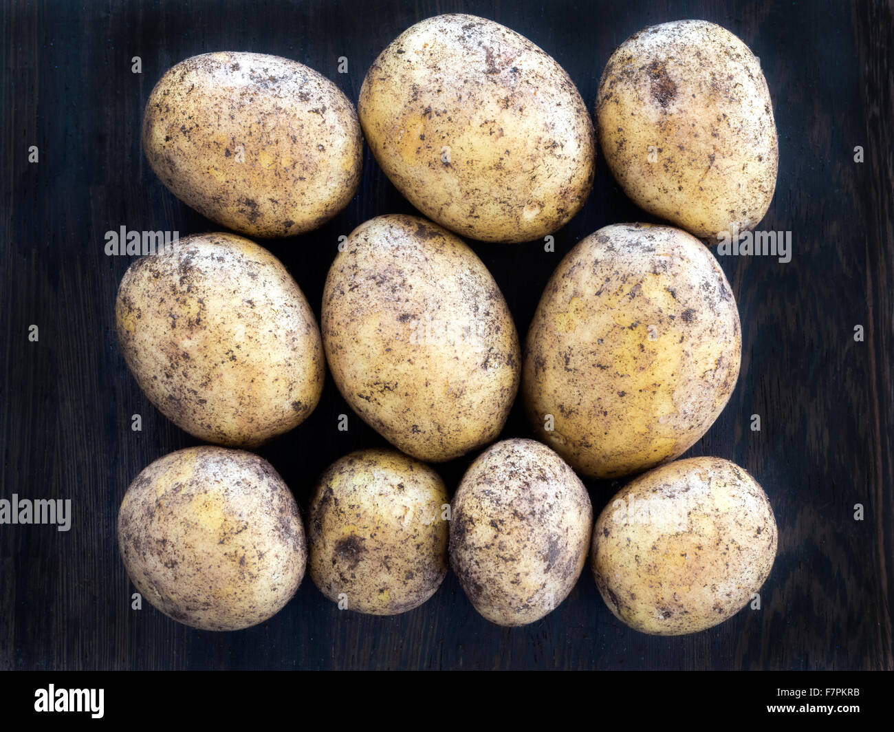 Ten fresh potatoes in rows ready to prepare Stock Photo - Alamy