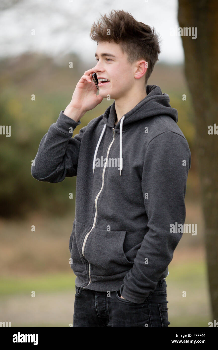 Teen boy with mobile phone hi-res stock photography and images - Alamy
