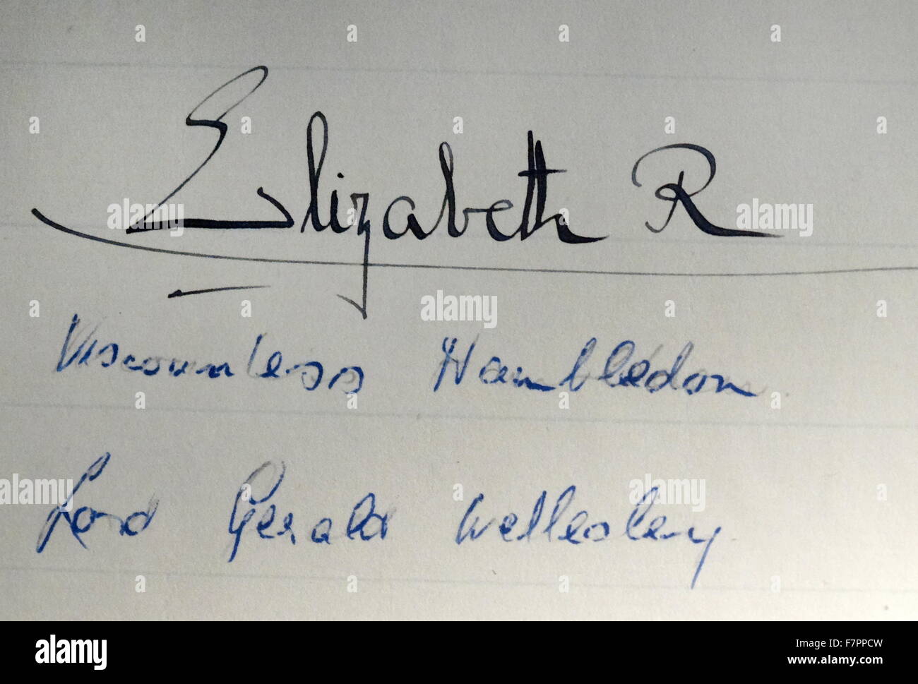 Signature of Queen Elizabeth II of the United Kingdom (1926-) Queen of ...