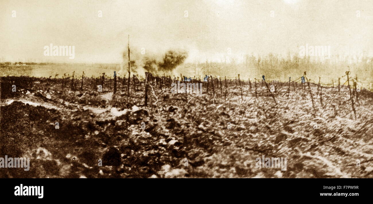 World war One: trenches under attack at a battle front 1914 Stock Photo ...