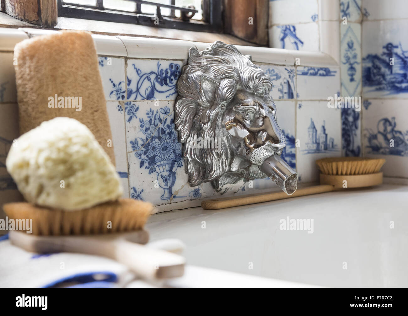 Lion head tap hi-res stock photography and images - Alamy