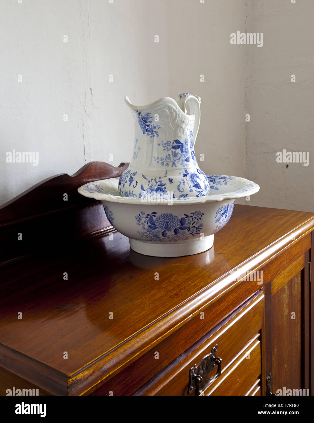 Ewer and basin hi-res stock photography and images - Alamy