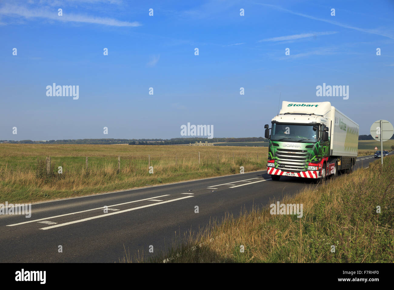 Stonehenge 2 people hi-res stock photography and images - Alamy