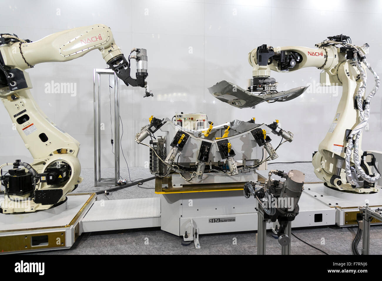 NACHI's industrial robots perform at the International Robot Exhibition ...