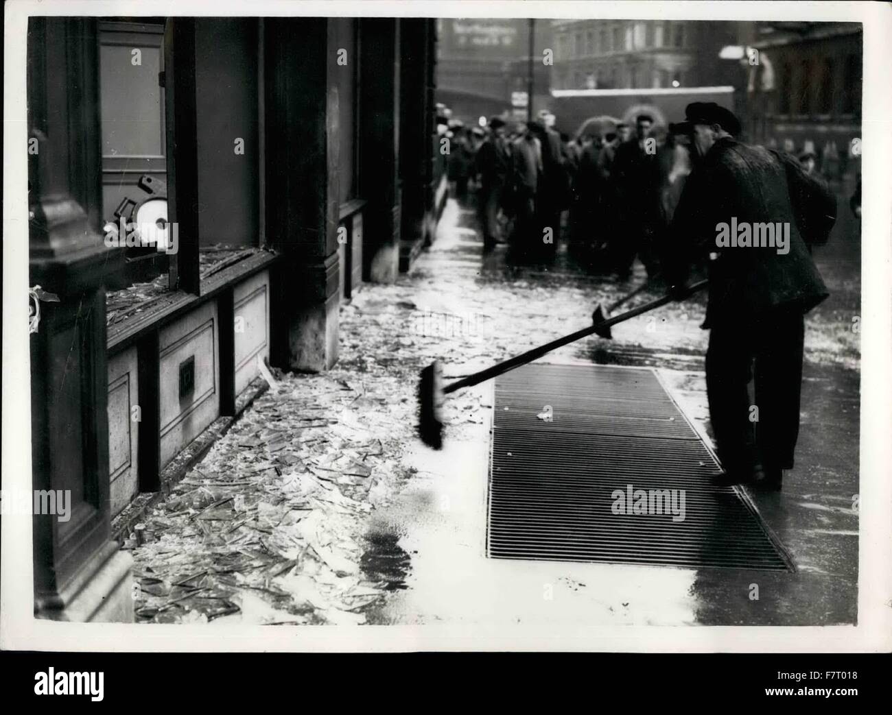 1952 - 50 injured in gas explosion in Queen Victoria St. © Keystone ...