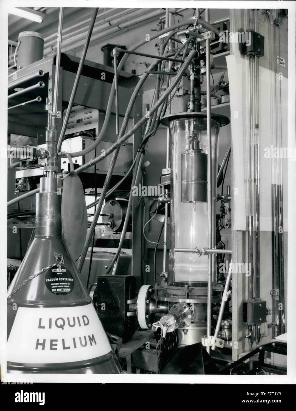 Liquid helium hi-res stock photography and images - Alamy