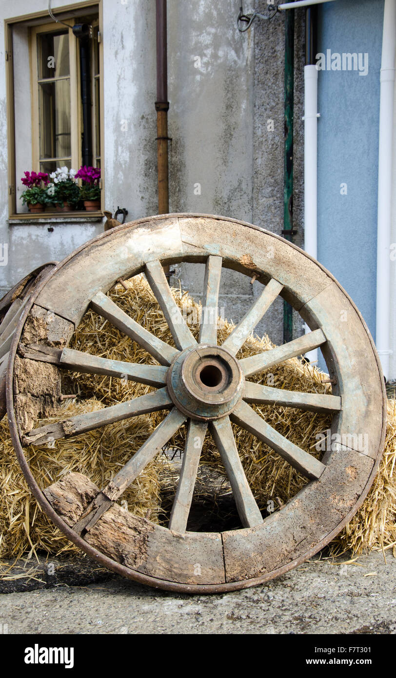 old wood wheel Stock Photo - Alamy
