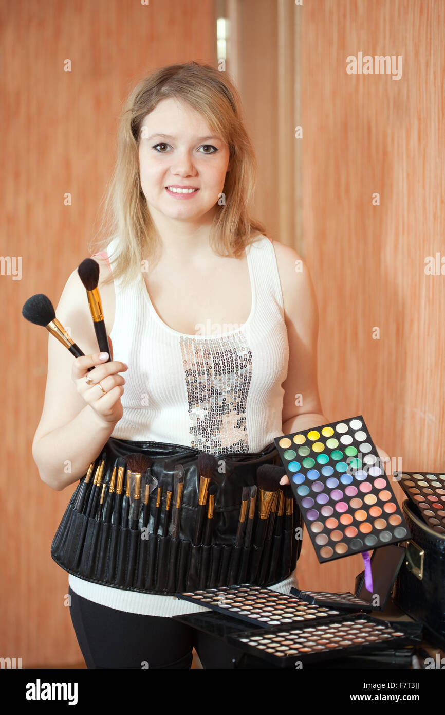 Visagiste using cosmetics brush makeup hi-res stock photography and ...