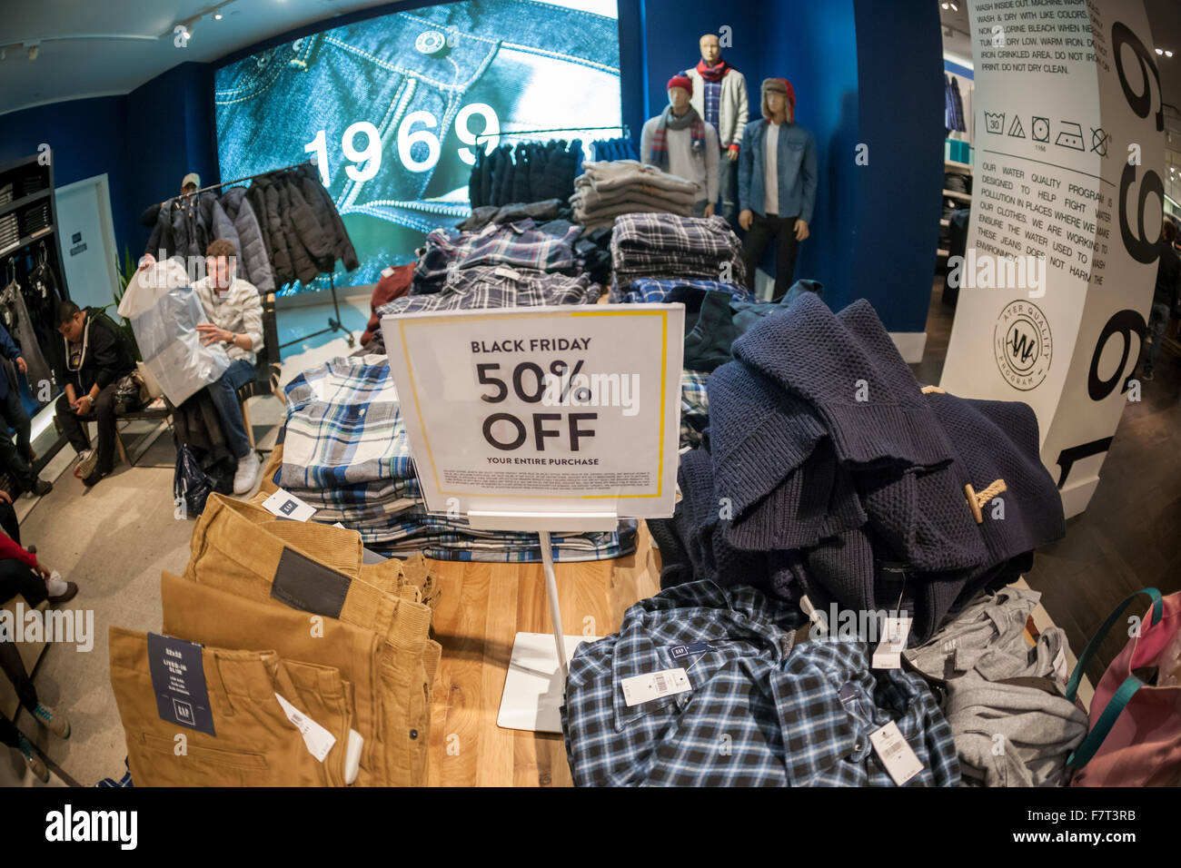 The Gap promotes its Black Friday savings in the Herald Square shopping ...