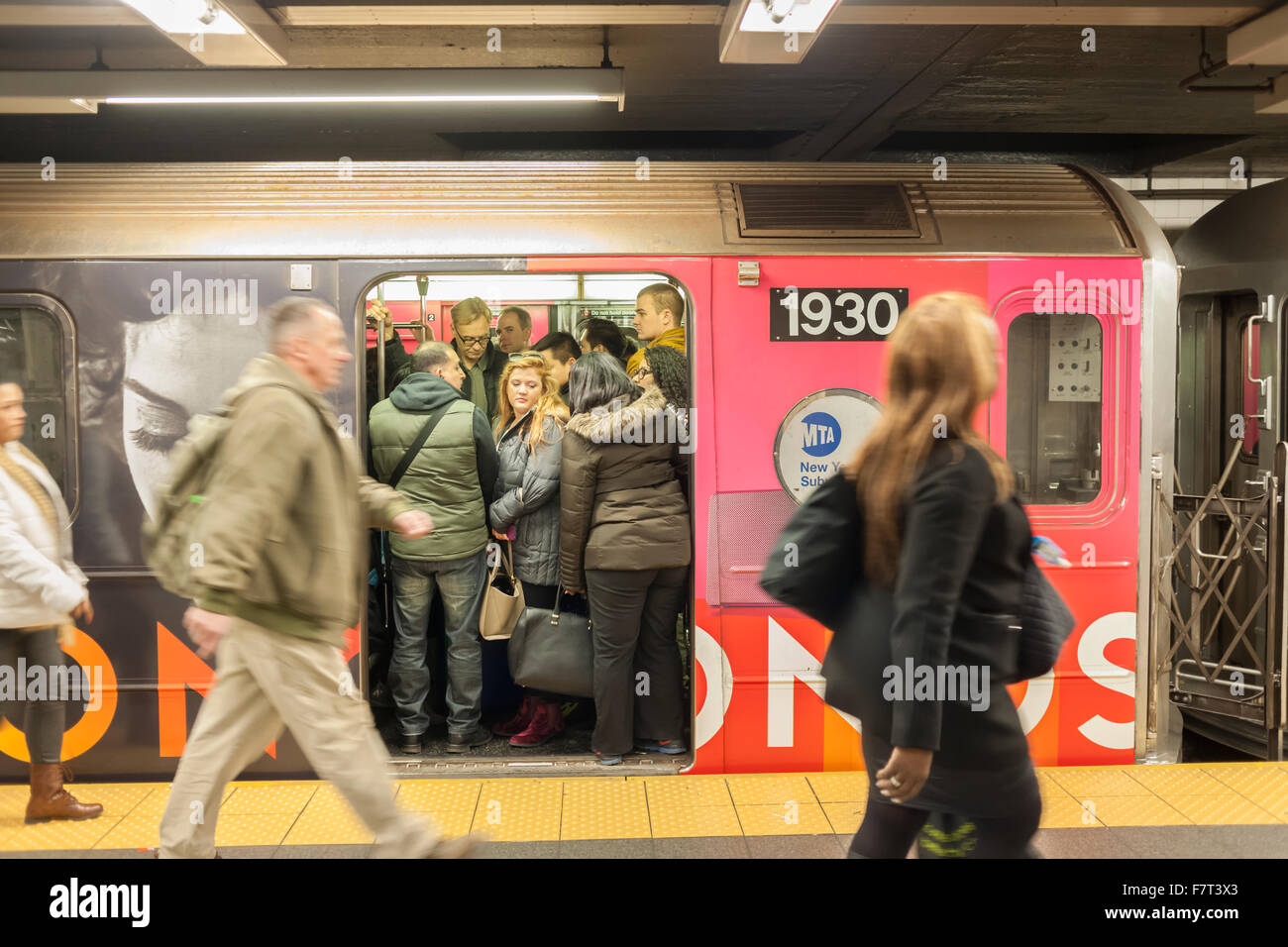 Travelers crowd the 42nd Street Shuttle in Grand Central Terminal in ...