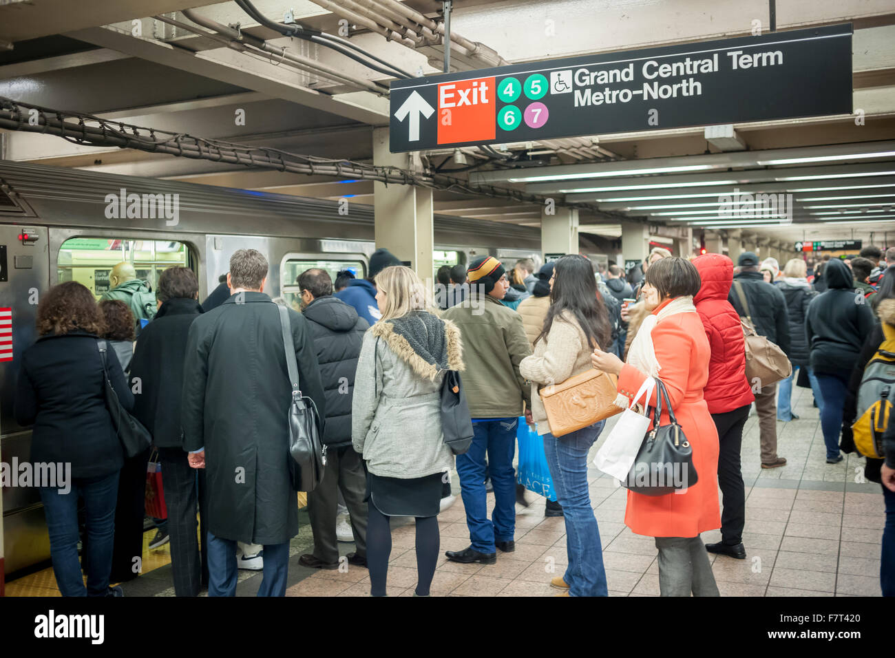 Travelers crowd the 42nd Street Shuttle in Grand Central Terminal in ...