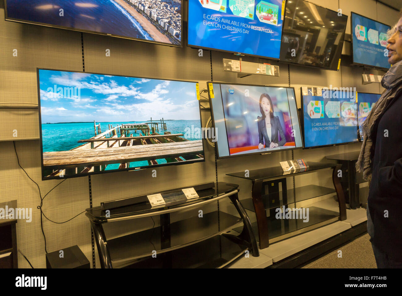 Samsung tvs store hi-res stock photography and images - Alamy