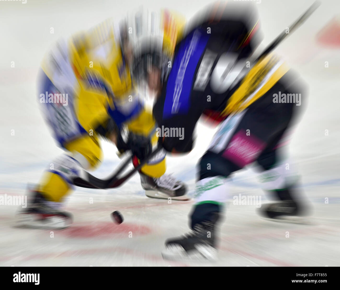 Team face off hi-res stock photography and images - Alamy
