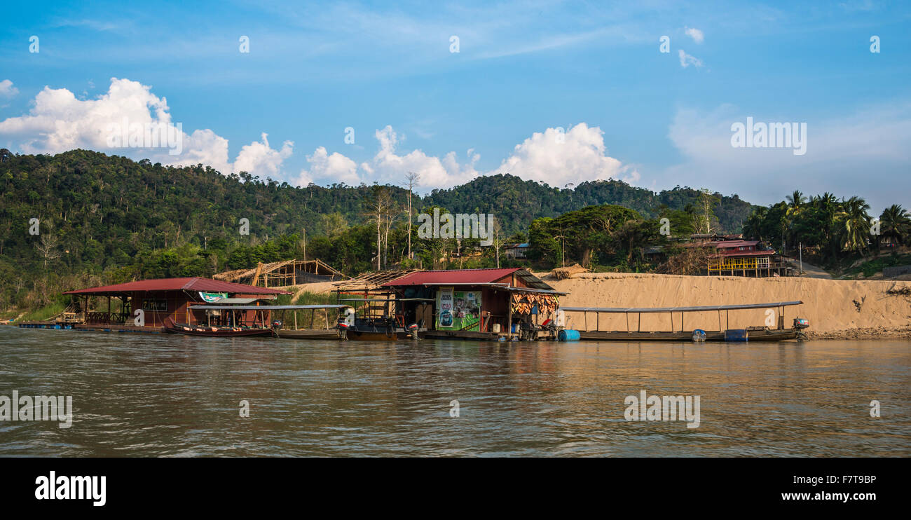 Floating houses on Tembeling River, rainforest, jungle, Kuala Tahan ...