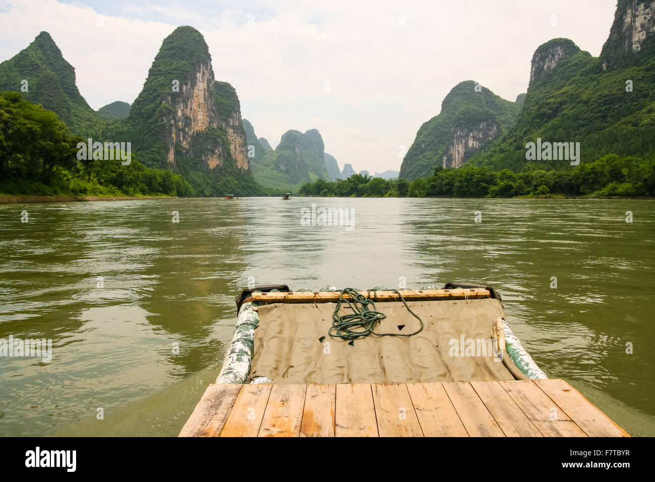 Bamboo rafting li river china Stock Photo - Alamy