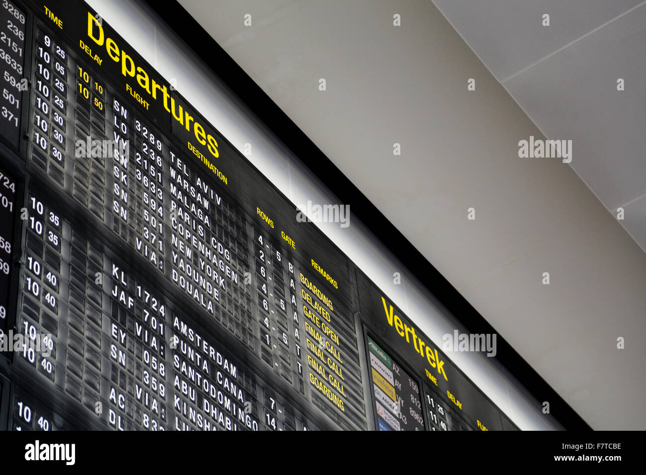 Airport departure board in terminal hi-res stock photography and images ...