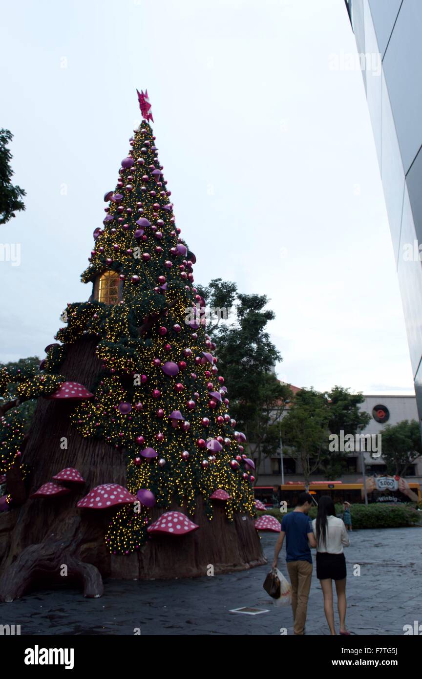 Beautiful Christmas tree outside shopping mall Stock Photo - Alamy