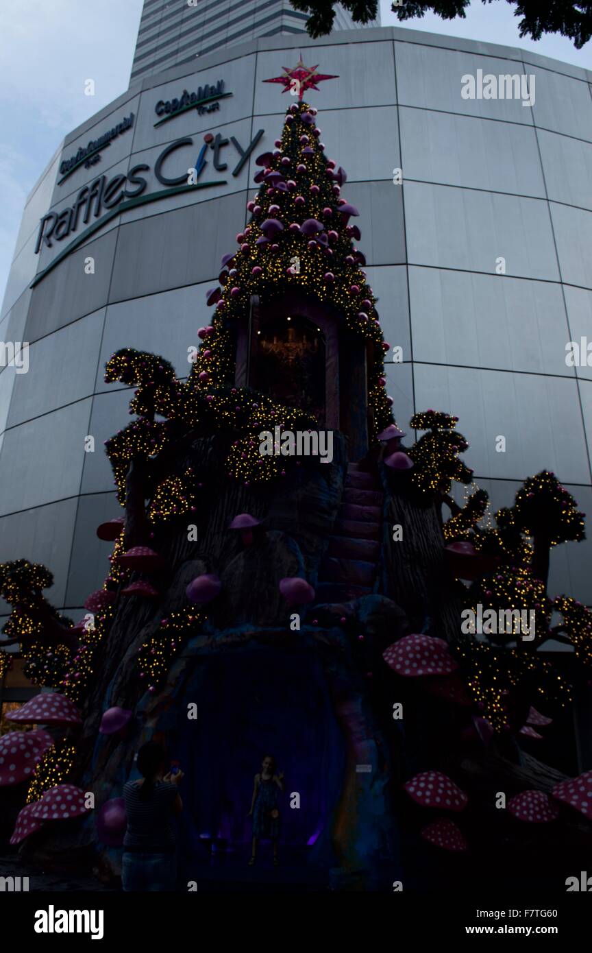 Beautiful Christmas tree outside shopping mall Stock Photo - Alamy