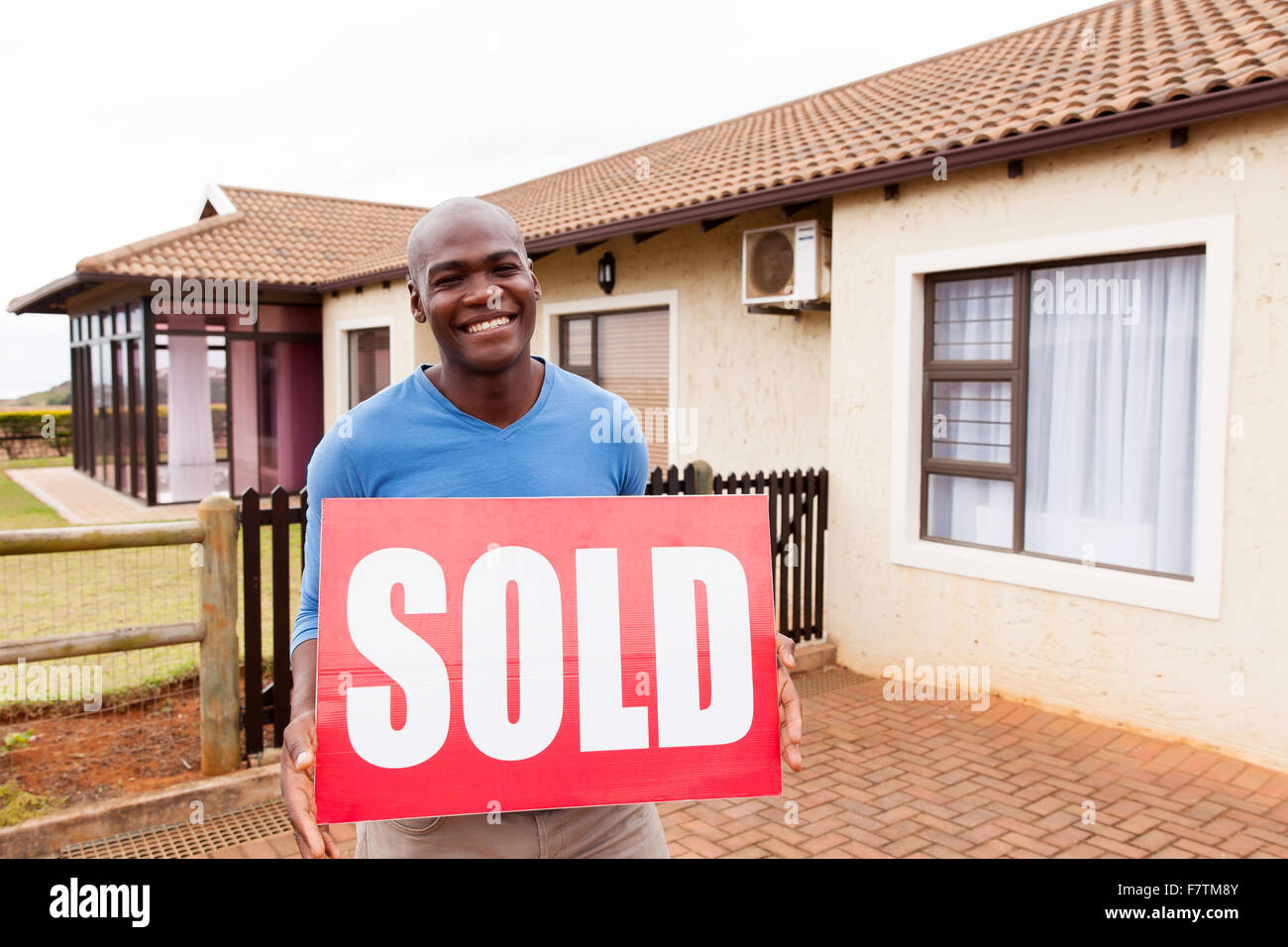 African man house outside hi-res stock photography and images - Alamy