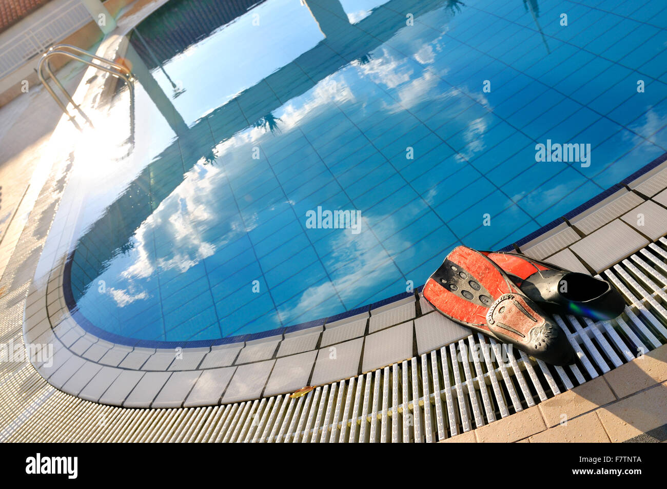 Pool edge outdoor hi-res stock photography and images - Alamy