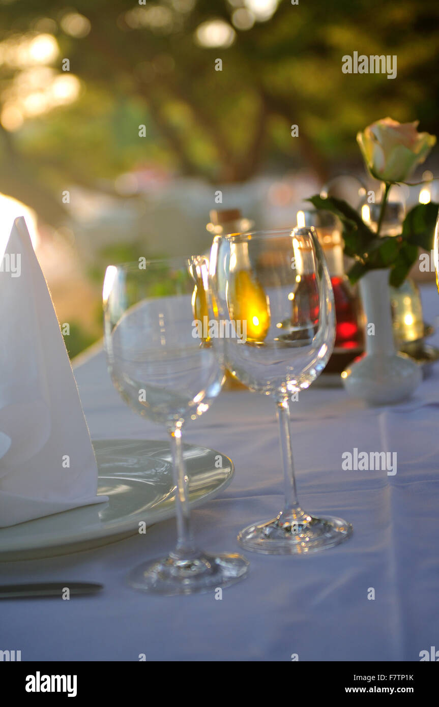 empty vine glasses at outdoor restaurant Stock Photo - Alamy