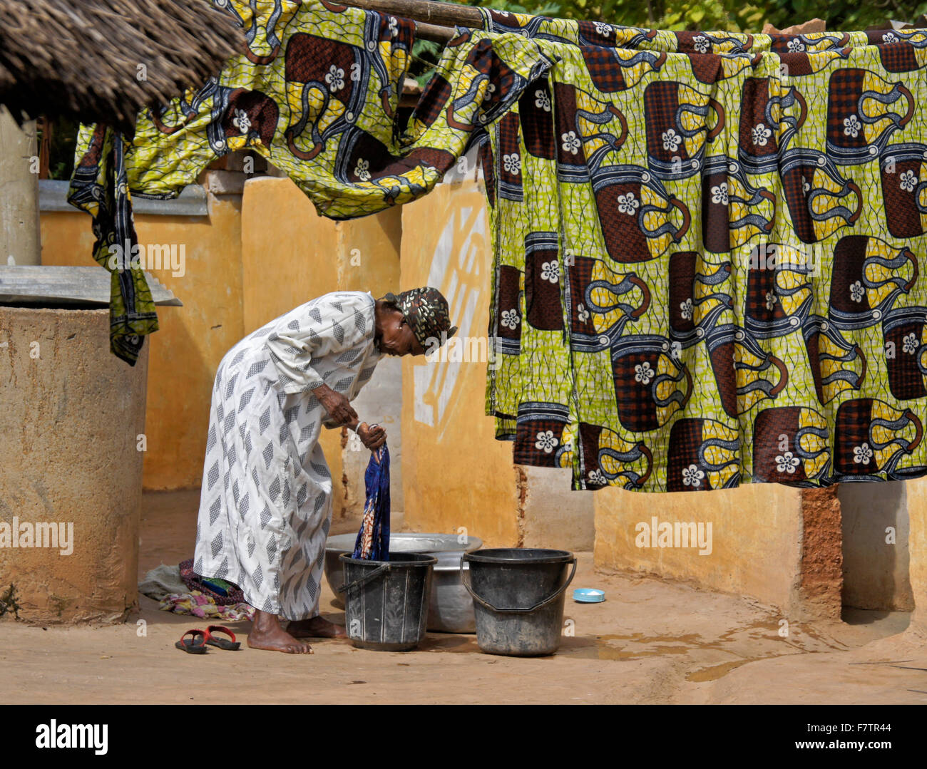 African washing clothes hi-res stock photography and images - Alamy
