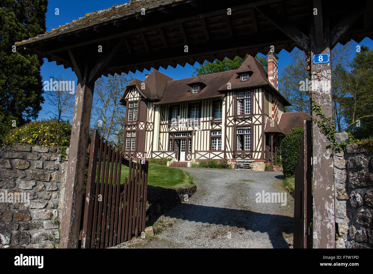 Tudor roof hi-res stock photography and images - Alamy