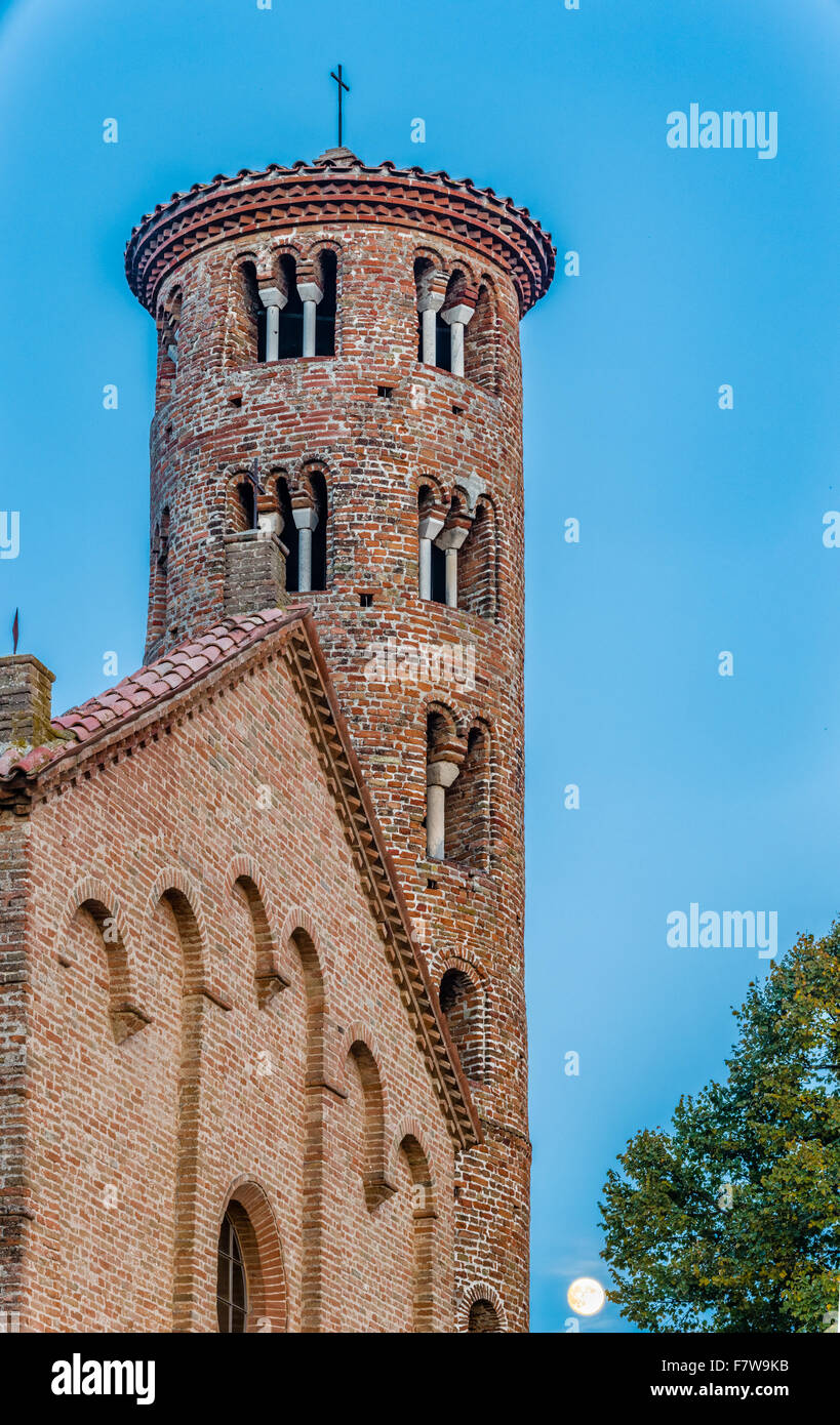 Mullioned medieval windows hi-res stock photography and images - Alamy