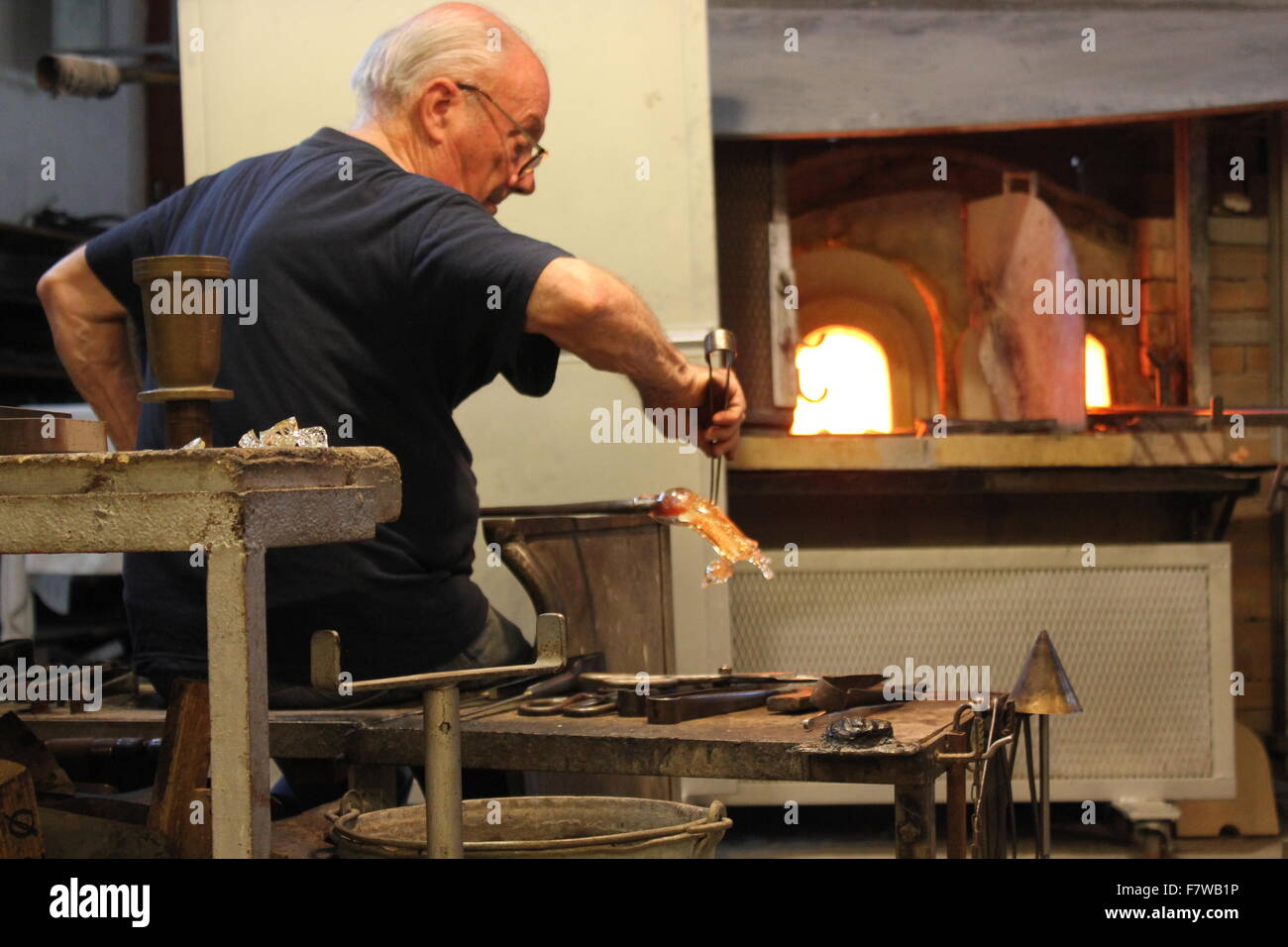 Man making glass sculpture hi-res stock photography and images - Alamy