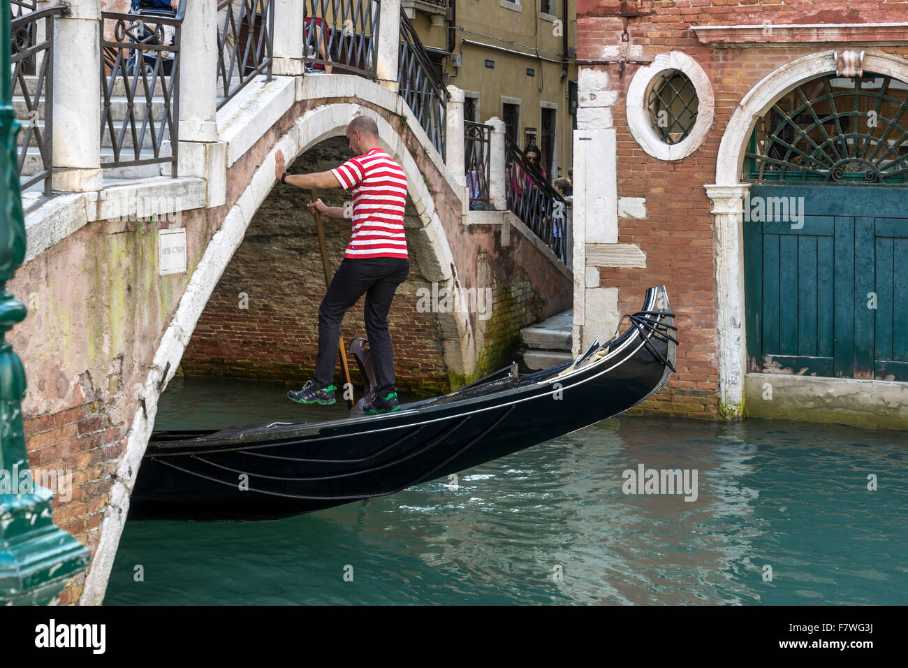 Gondolier plying his trade Stock Photo - Alamy