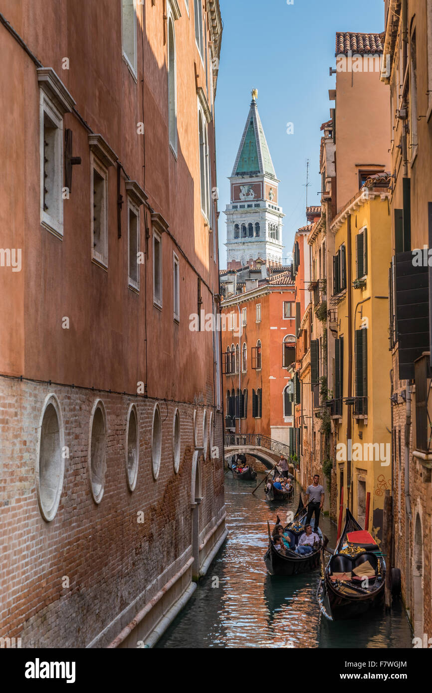 Gondoliers ferrying passengers in Venice Stock Photo - Alamy