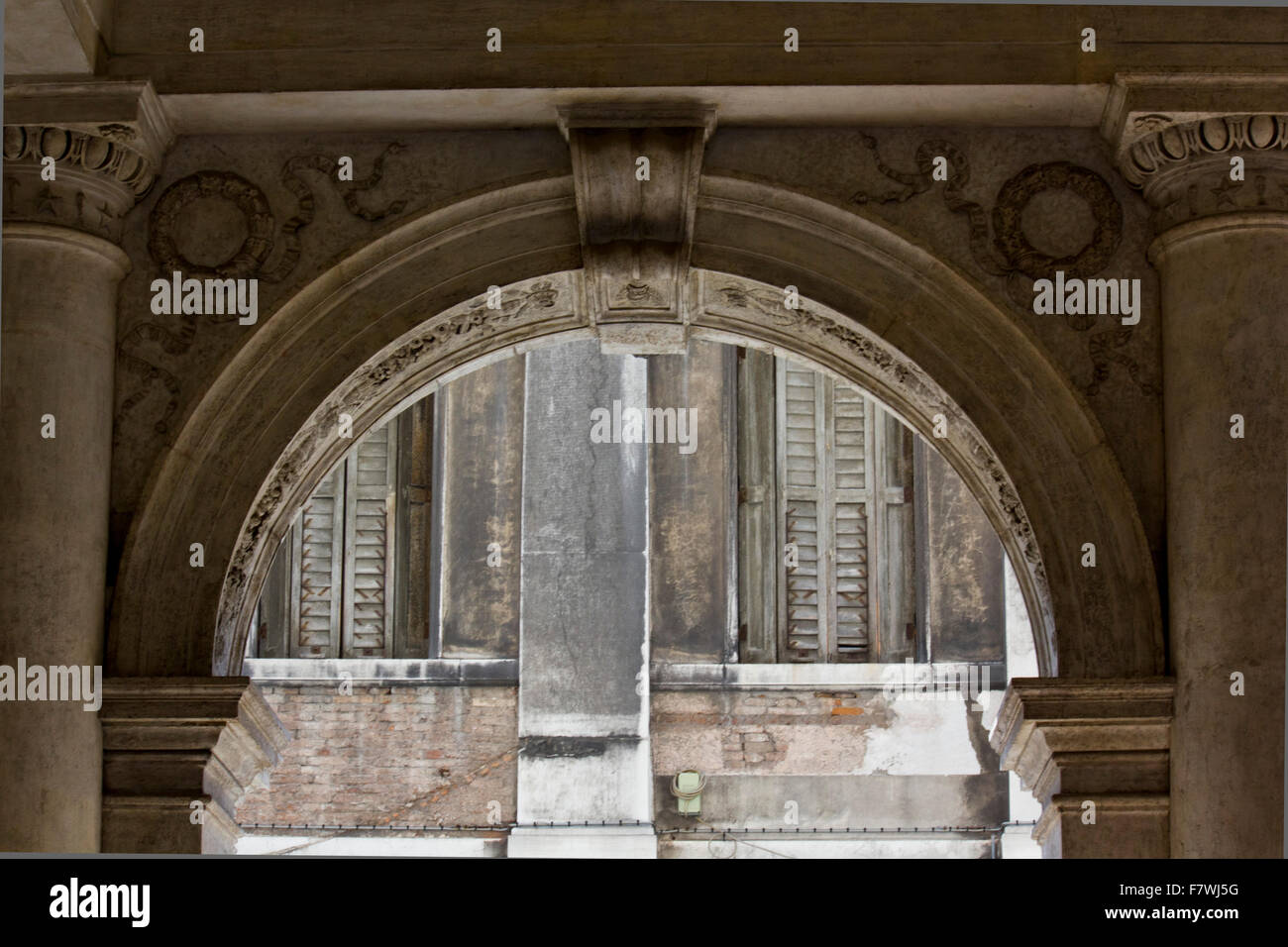 Is architectural feature facing hi-res stock photography and images - Alamy