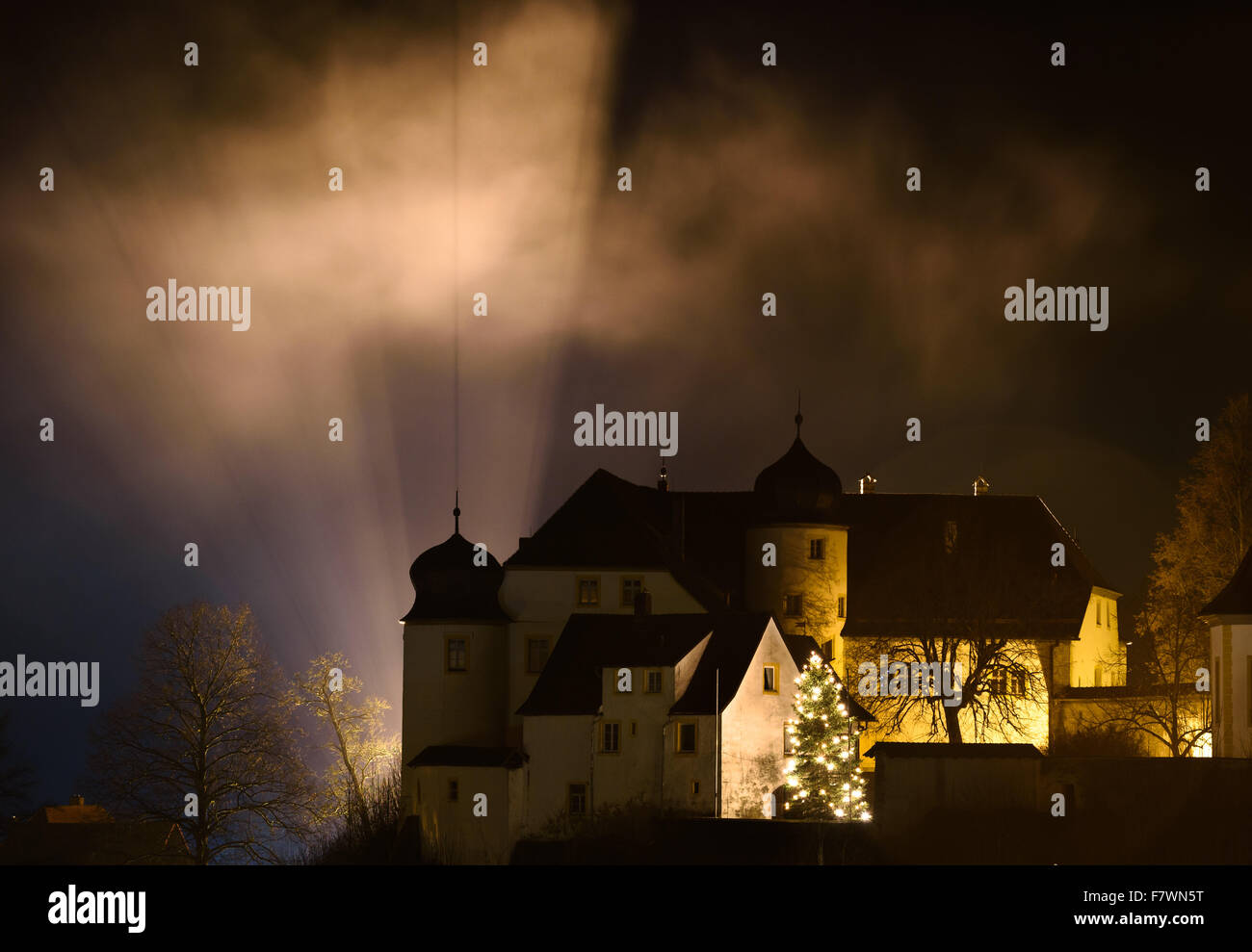Aufsess, Germany. 2nd Dec, 2015. Fog rises from Unteraufsess castle in ...