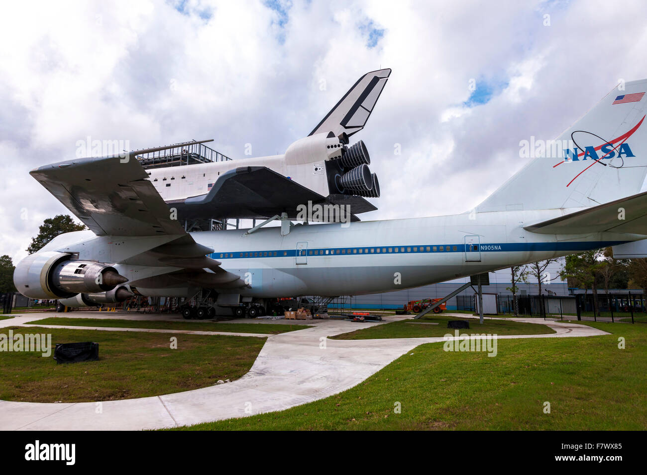 Boeing Space Shuttle with Independence at Space Center Houston, Texas ...