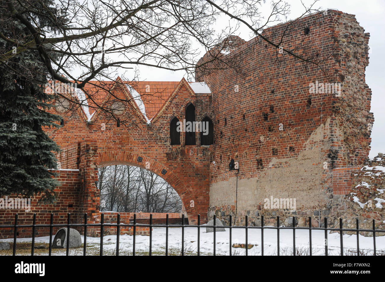 Ruiny zamku hi-res stock photography and images - Alamy