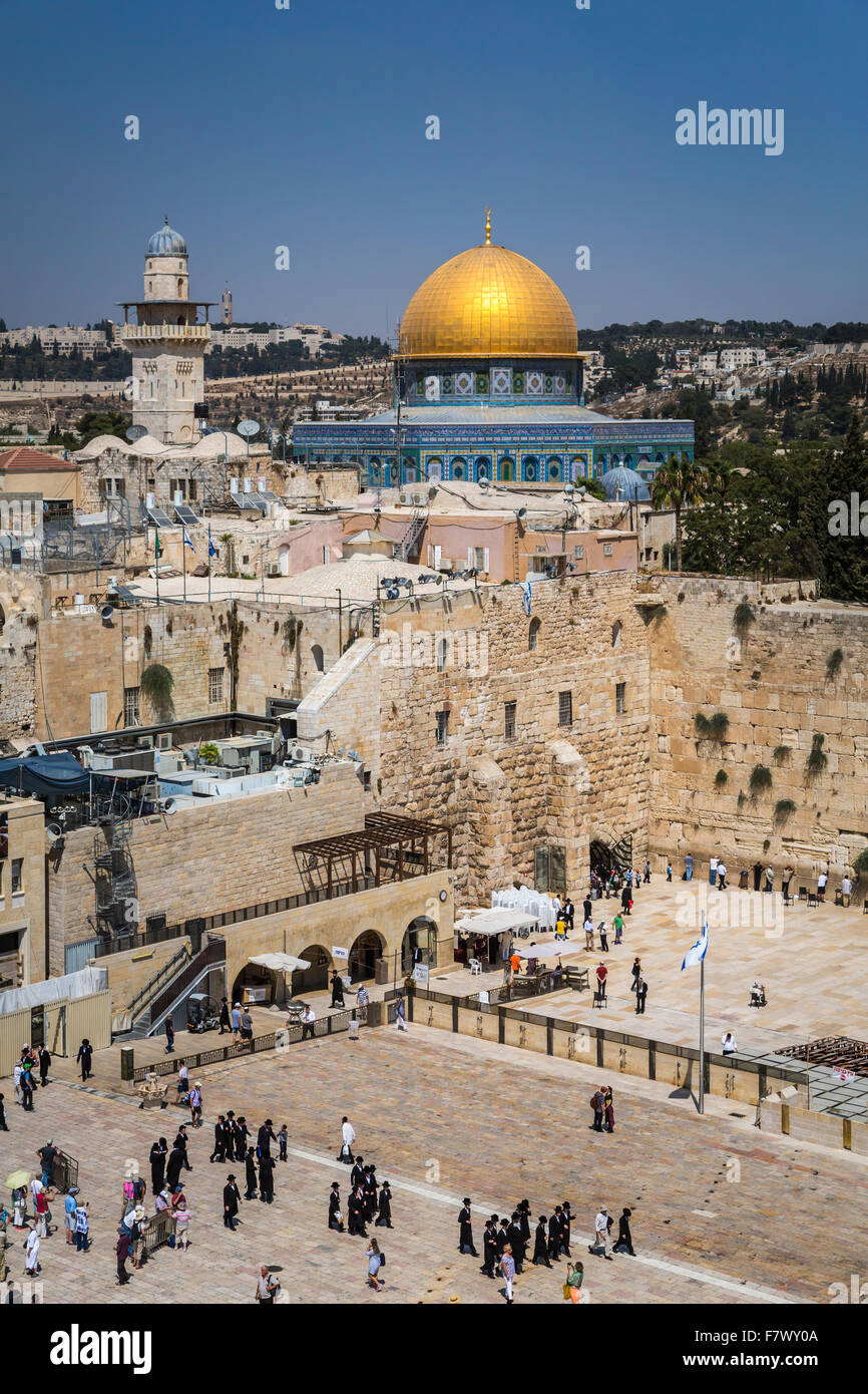 A view of the Temple Mount with Dome of the Rock and the Western Wall ...