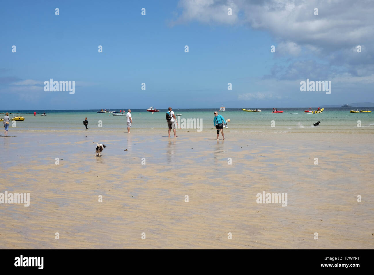 Cornwall beach paddling hi-res stock photography and images - Alamy