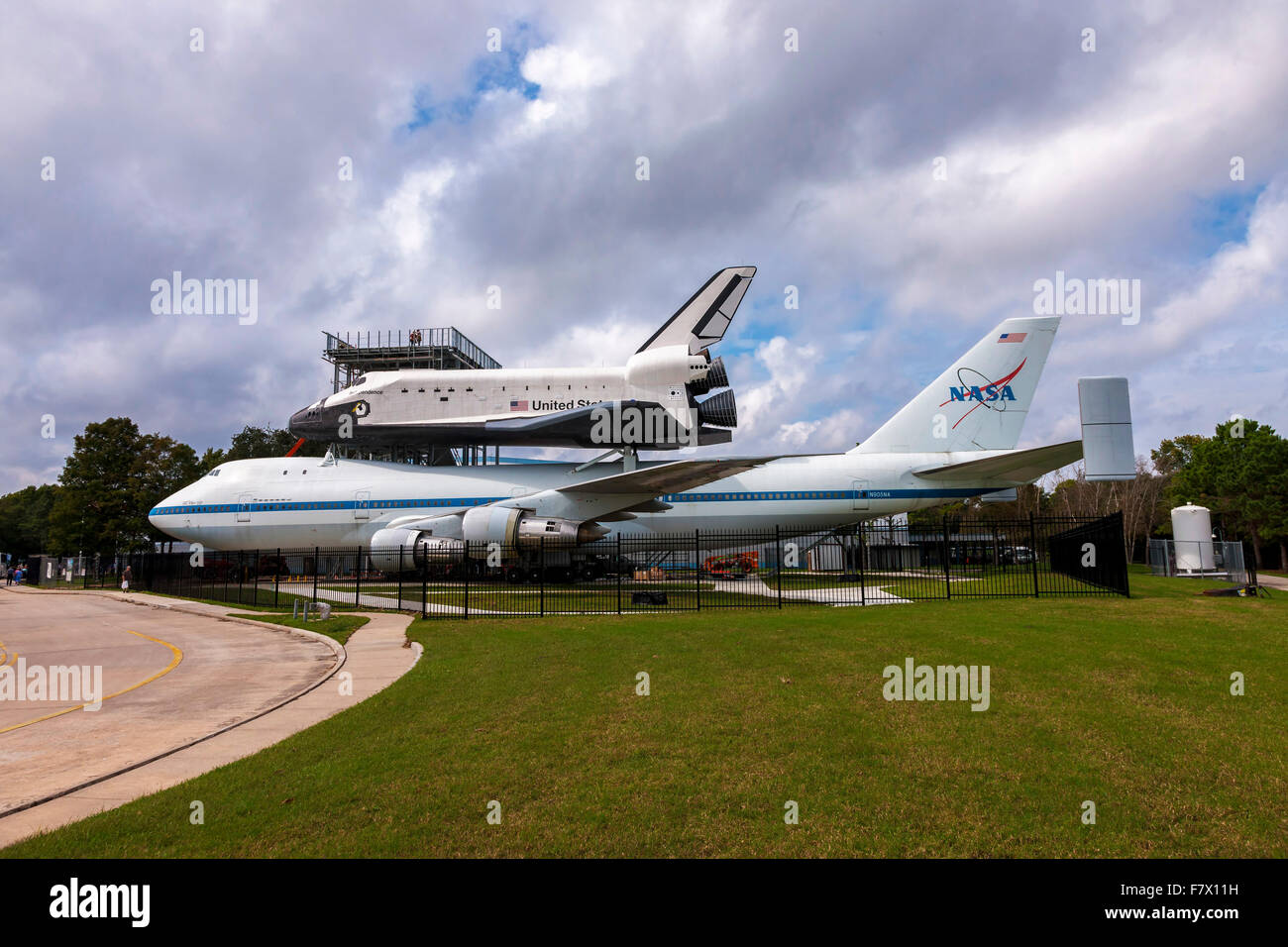 Boeing Space Shuttle with Independence at Space Center Houston, Texas ...