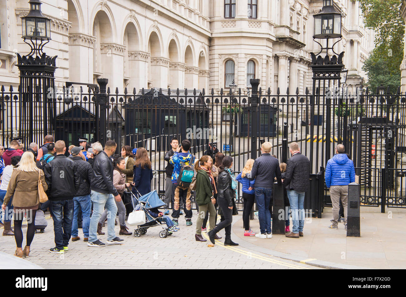 Downing Street entry, Police guard, tourists Stock Photo - Alamy