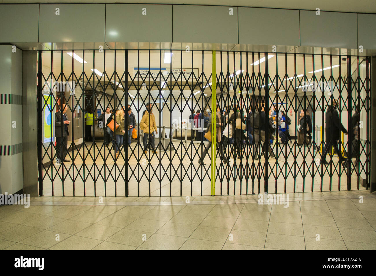 London underground Highbury & Islington Station Stock Photo - Alamy