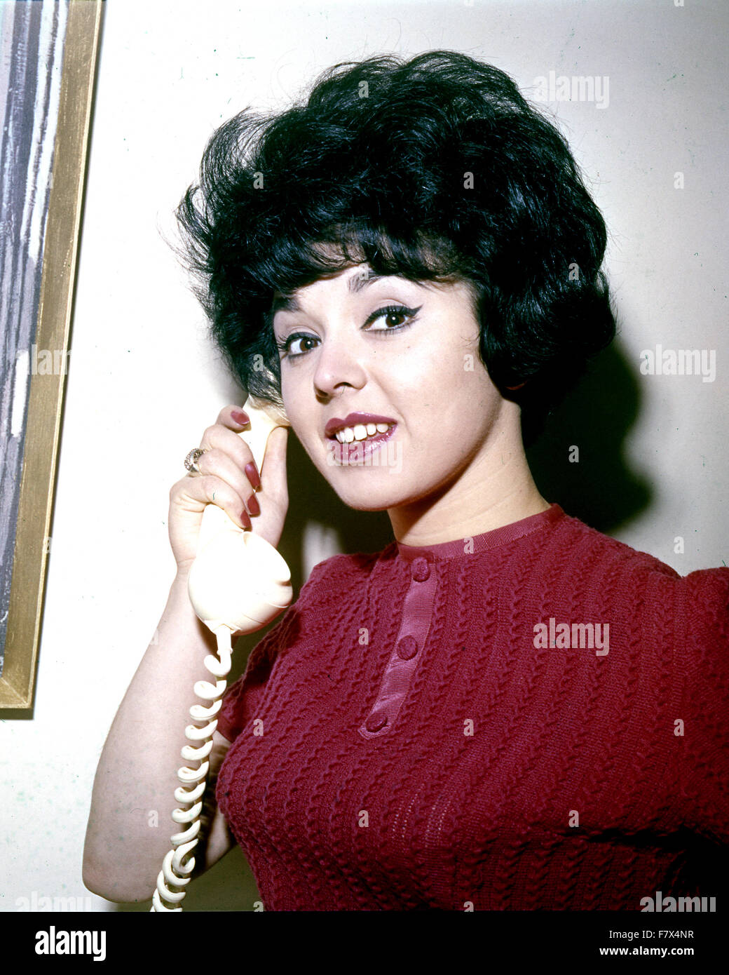 SUSAN MAUGHAN English pop singer in at her London home in 1962 Stock ...