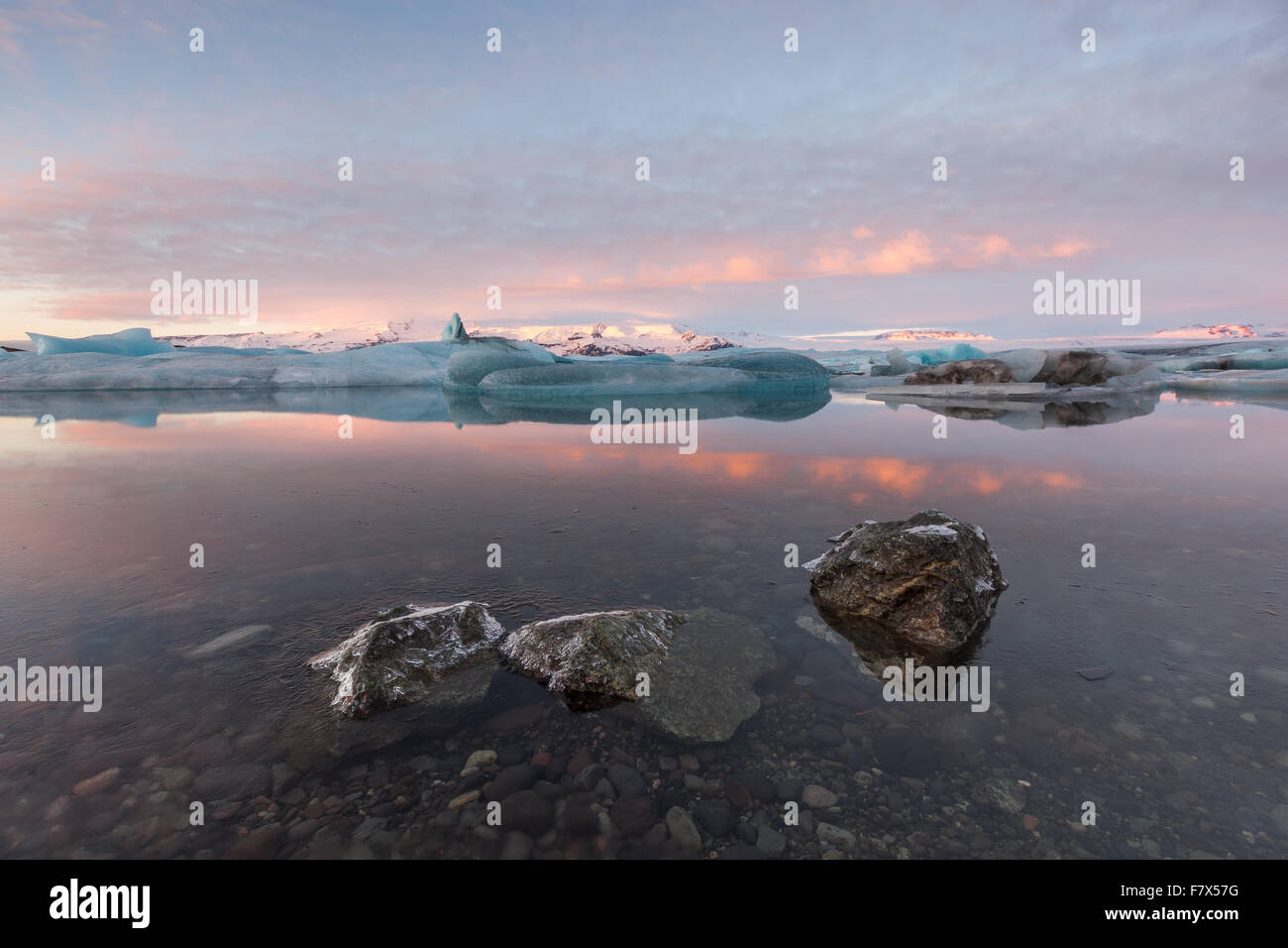 Diamond Beach and icebergs floating in lagoon, Jokulsarlon, Vatnajokull ...