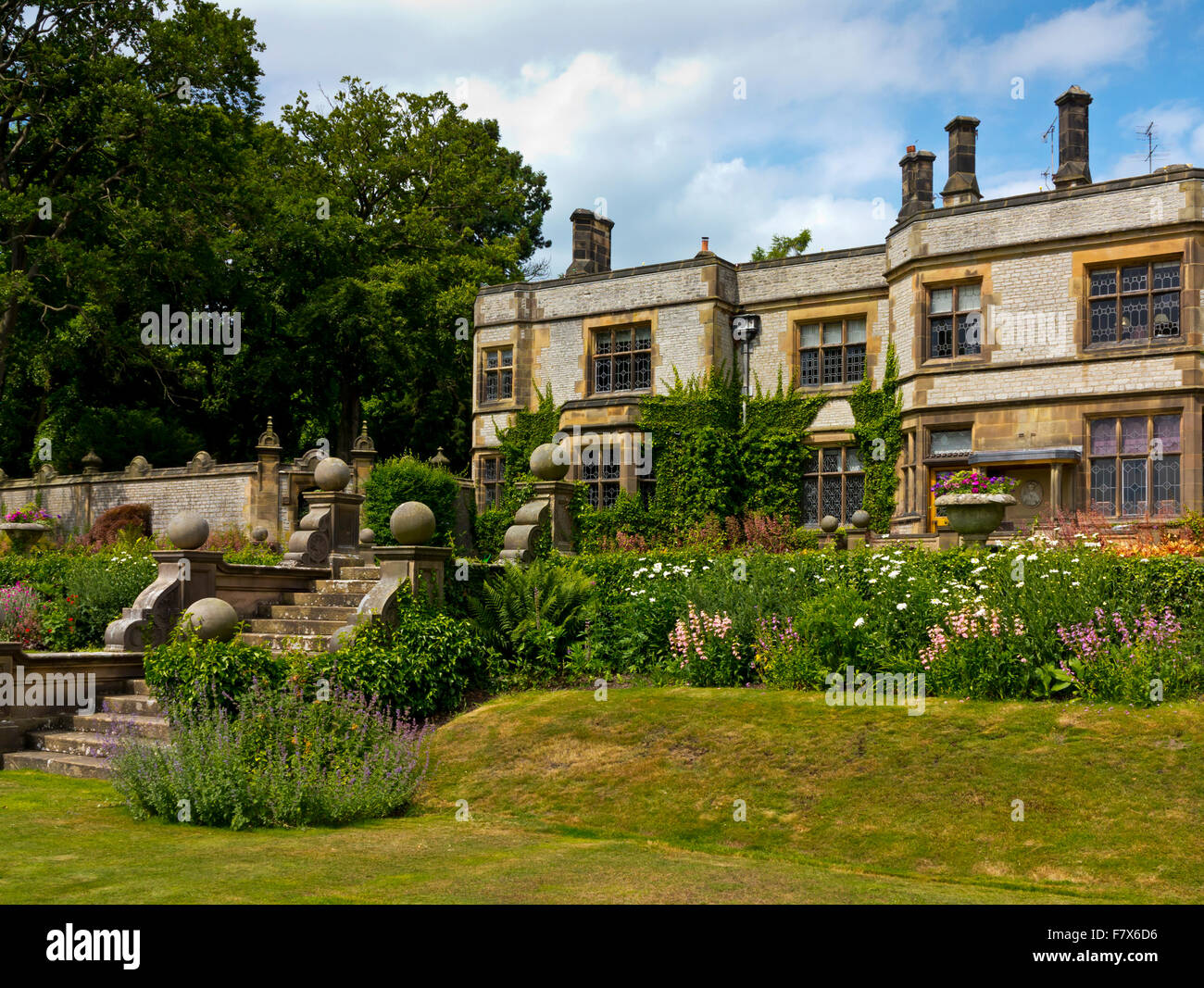 Thornbridge hall gardens derbyshire hi-res stock photography and images ...