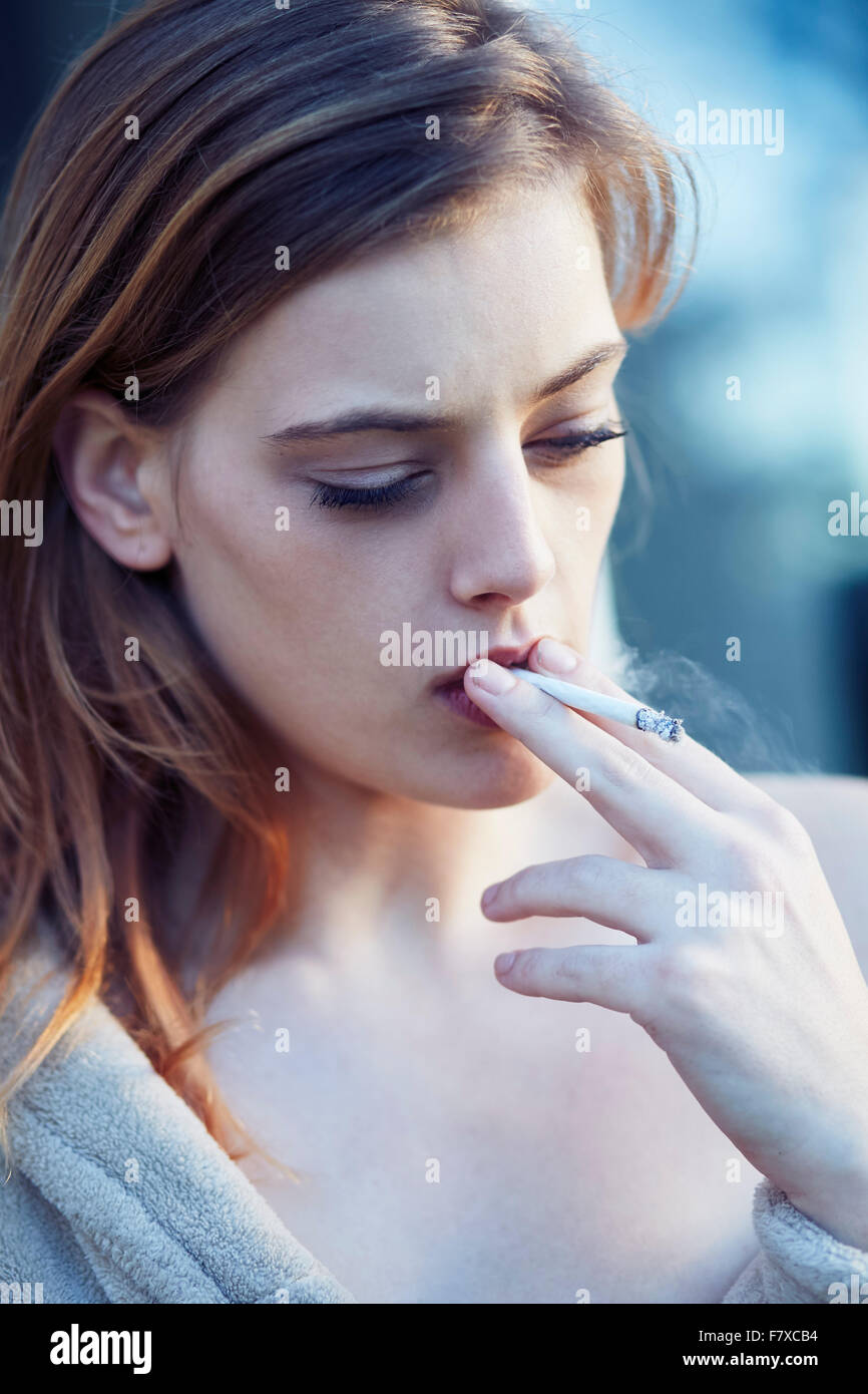 Teen smoking spliff hi-res stock photography and images - Alamy