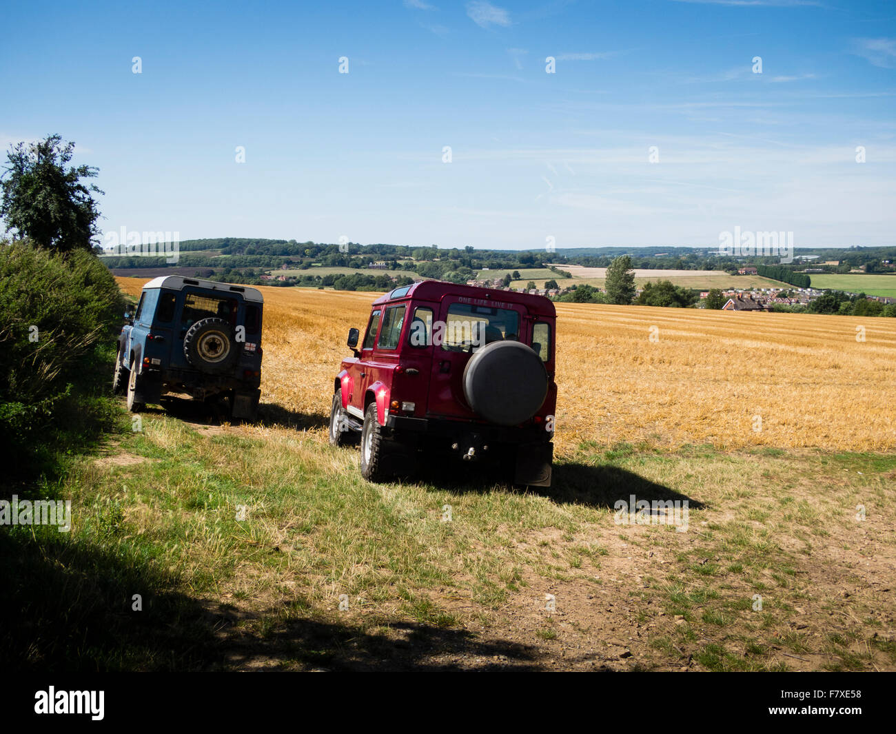 Land rover defender farm hi-res stock photography and images - Alamy