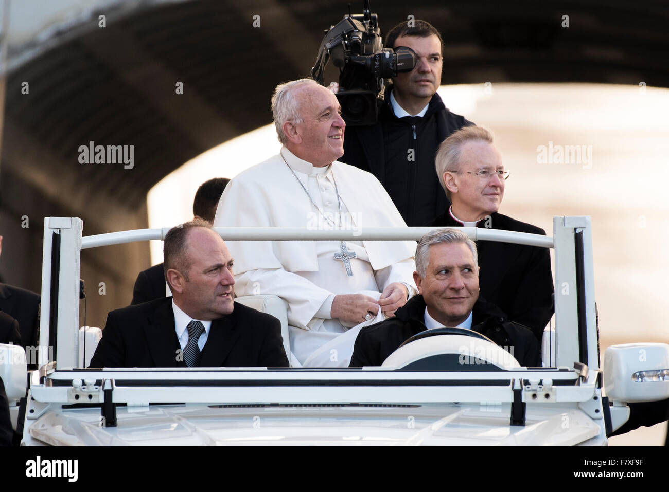 Vatican, Vatican City. 2nd Dec, 2015. Pope Francis smile at the crowd ...